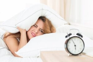 Should You Wake Up Naturally or Use An Alarm?